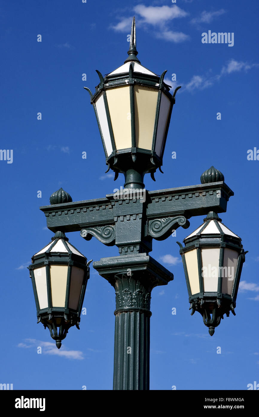 Green curved street lamp hi-res stock photography and images - Alamy