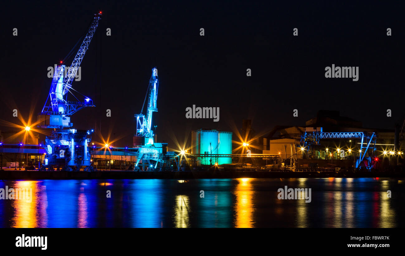 Dockside cranes hi-res stock photography and images - Alamy