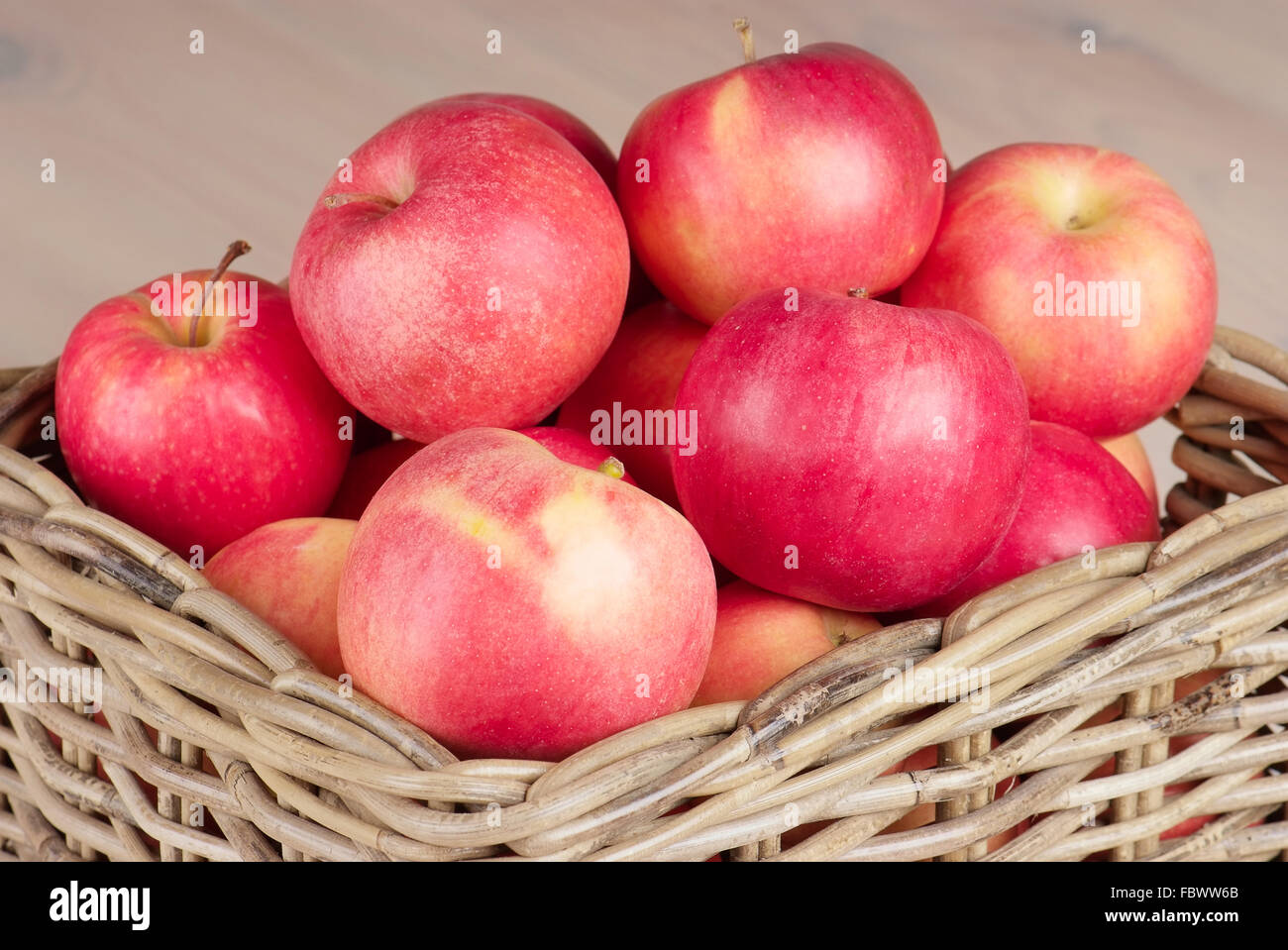 Red apples basket hi-res stock photography and images - Alamy