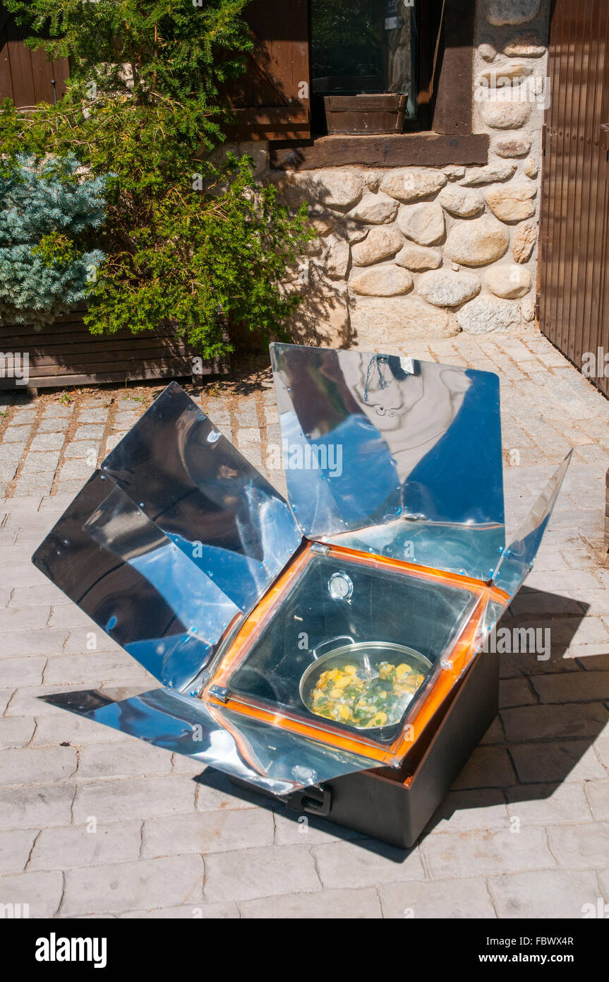 Solar cooker hi-res stock photography and images - Alamy