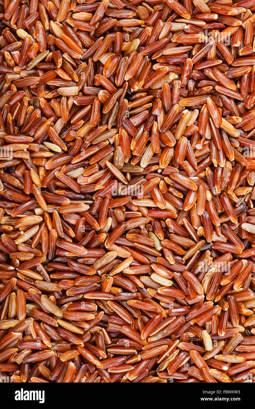 food background - uncooked long-grain Red Kernel rice Stock Photo - Alamy