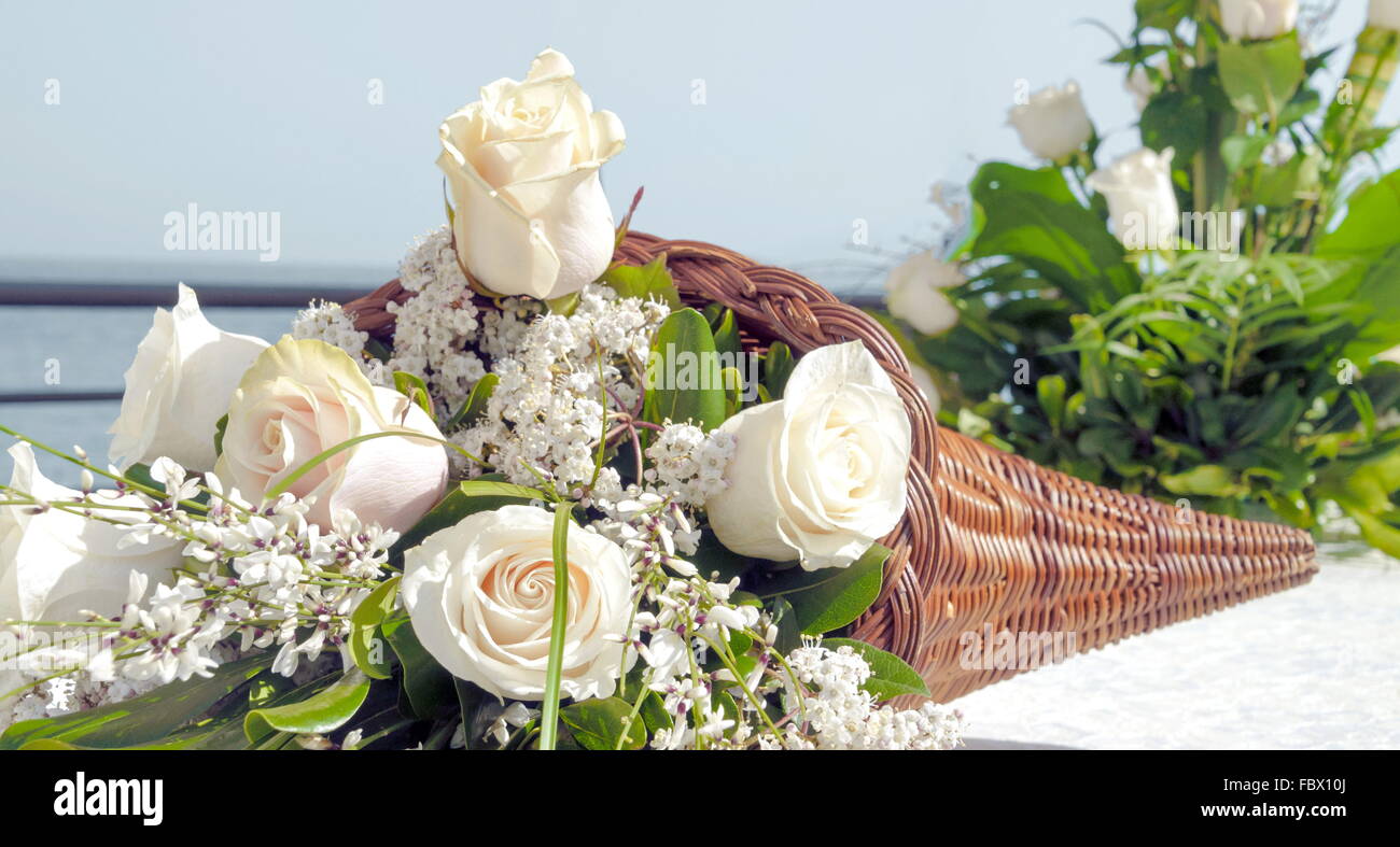 White rose bouquet hi-res stock photography and images - Alamy