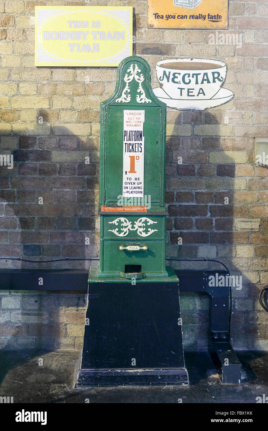 Platform ticket machine hi-res stock photography and images - Alamy