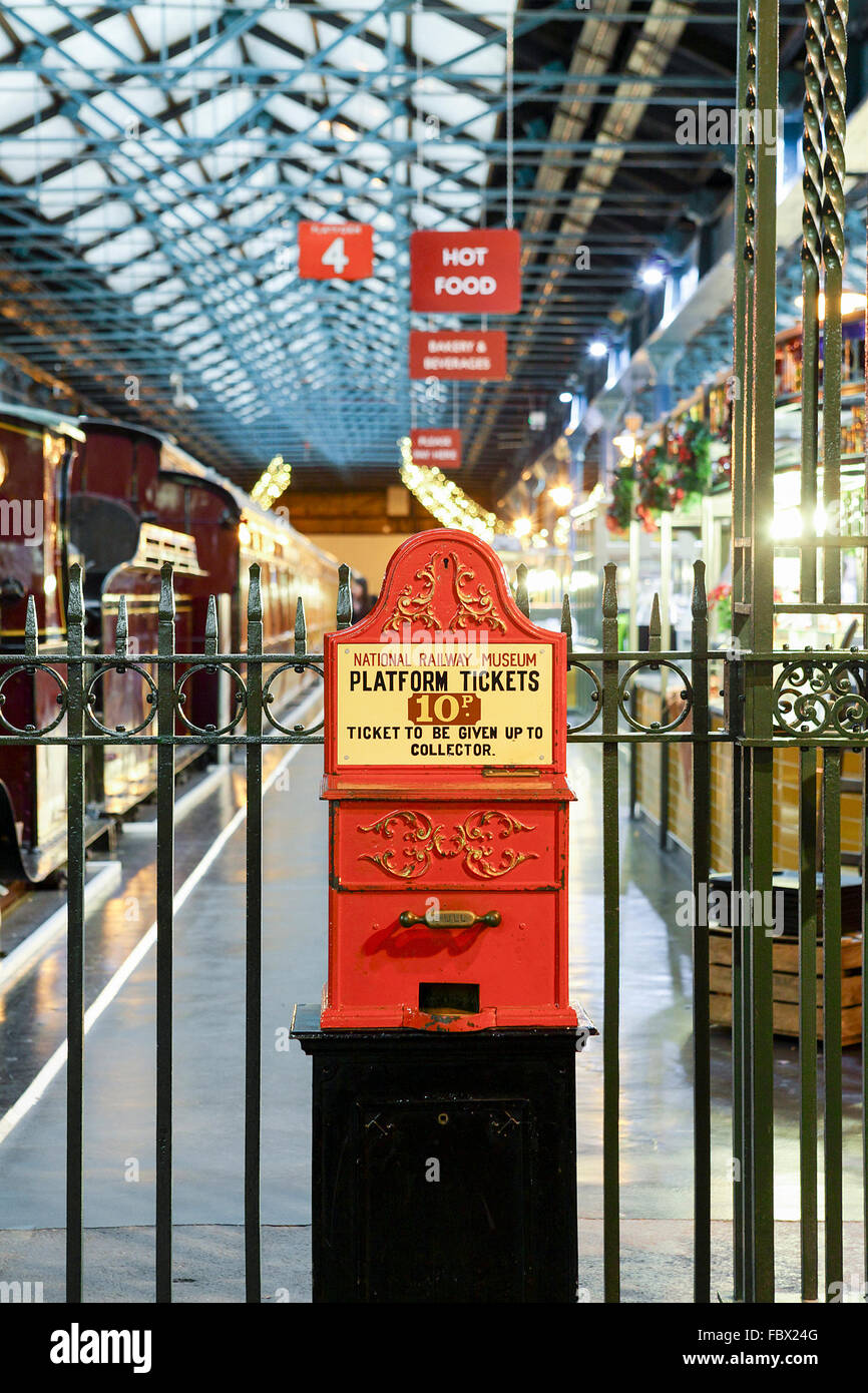 Platform ticket machine hi-res stock photography and images - Alamy