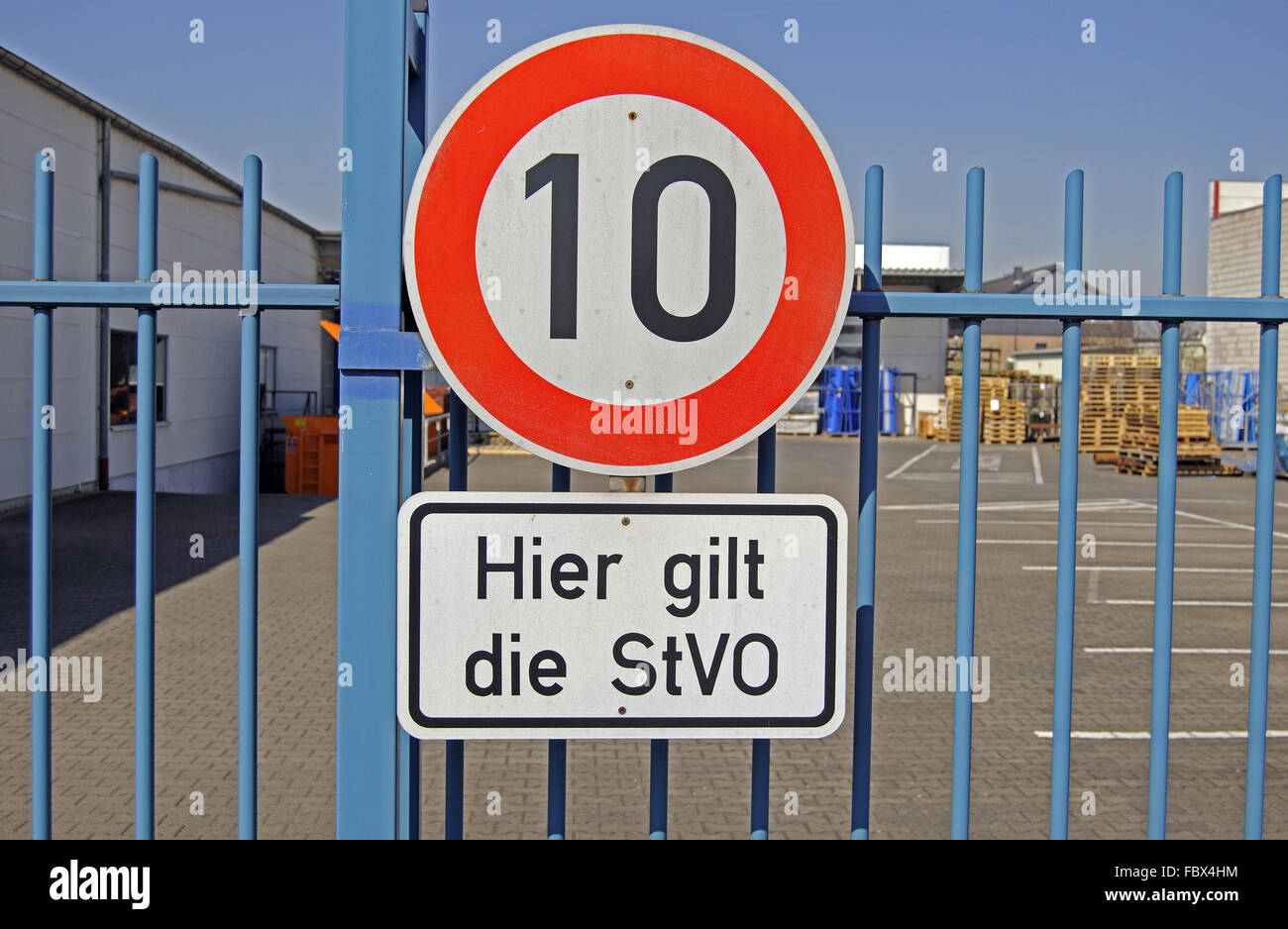 Hier gilt die stvo hi-res stock photography and images - Alamy