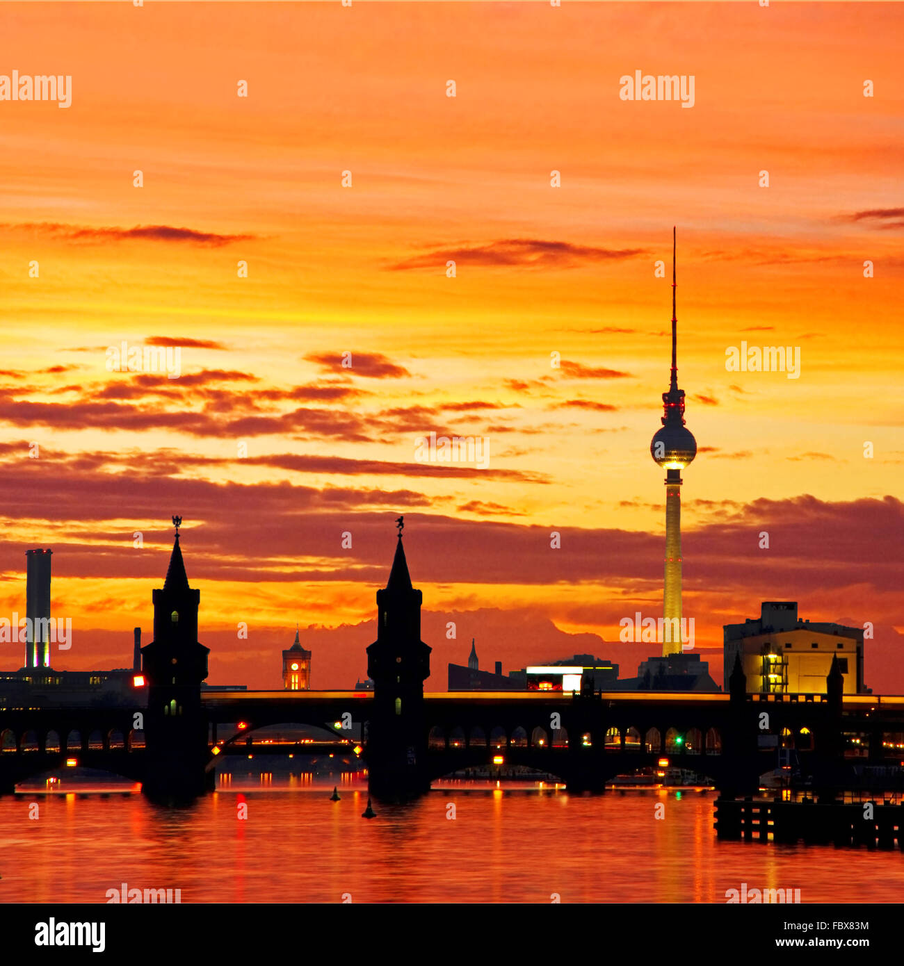 oberbaum bridge berlin Stock Photo - Alamy