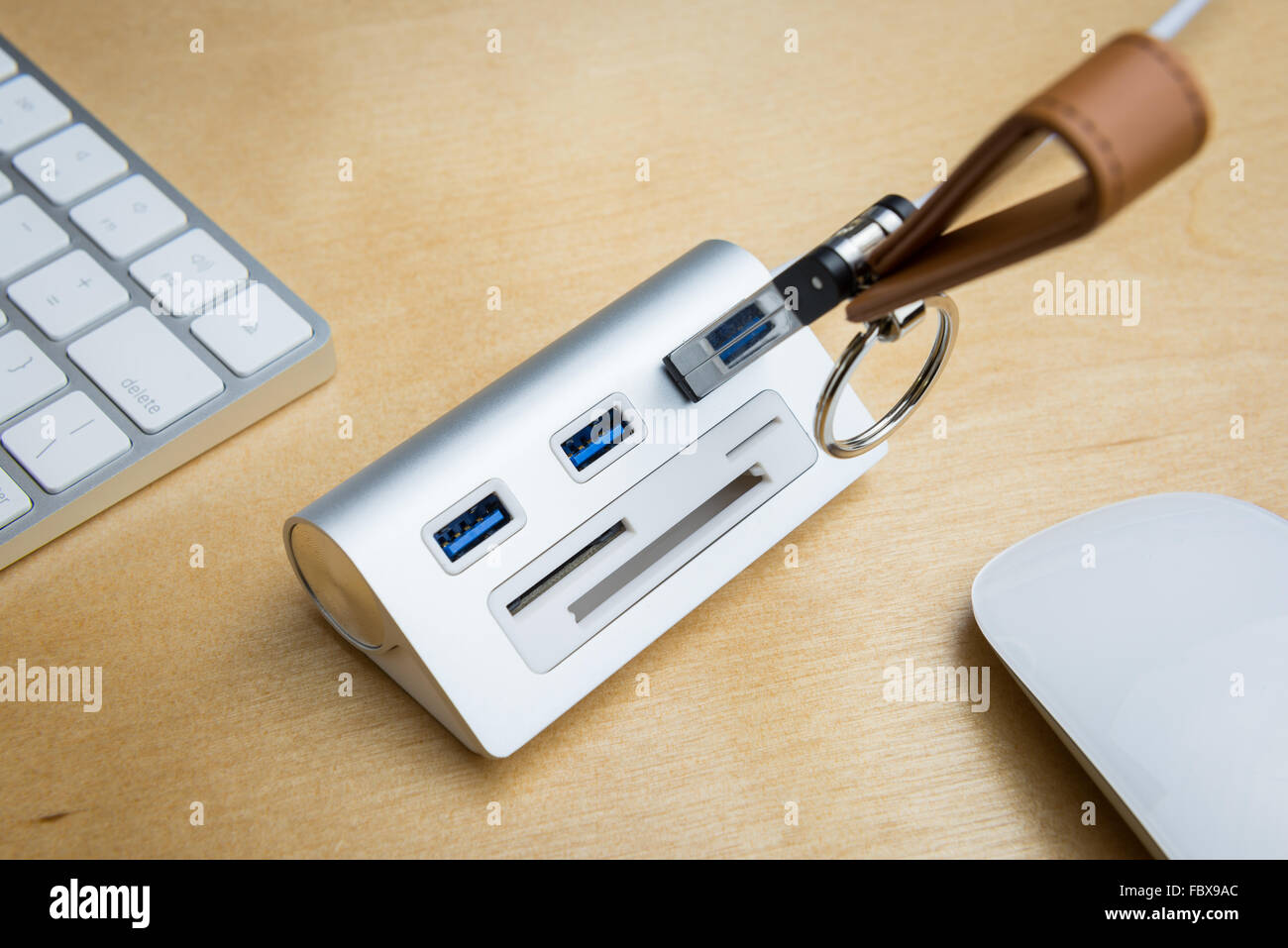 silver usb 3.0 extender with universal memory card slots hub, SD card ...