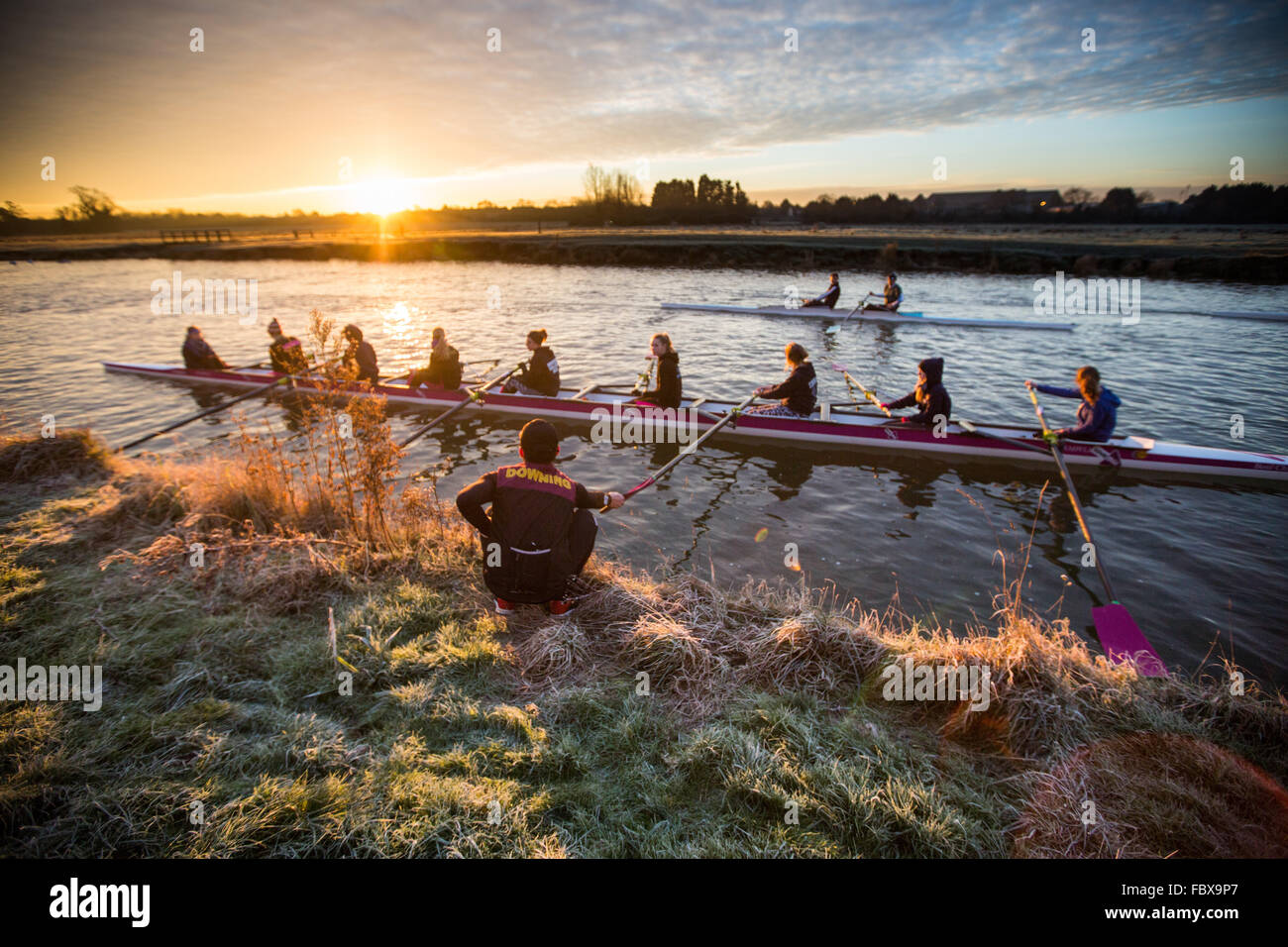 Cambridge University student rowers on the River Cam at sunrise Stock ...