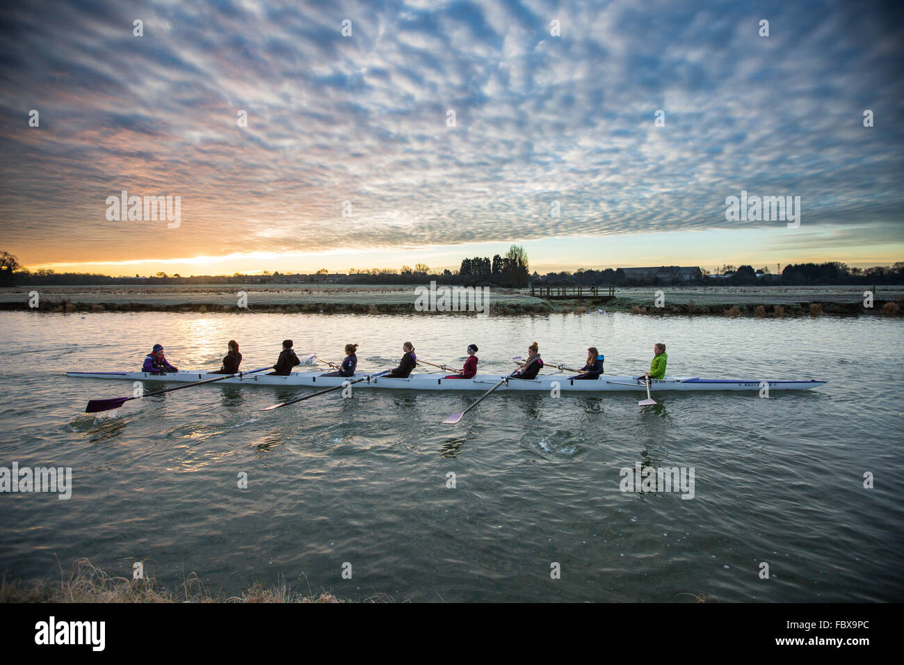 Cambridge University student rowers on the River Cam at sunrise Stock ...