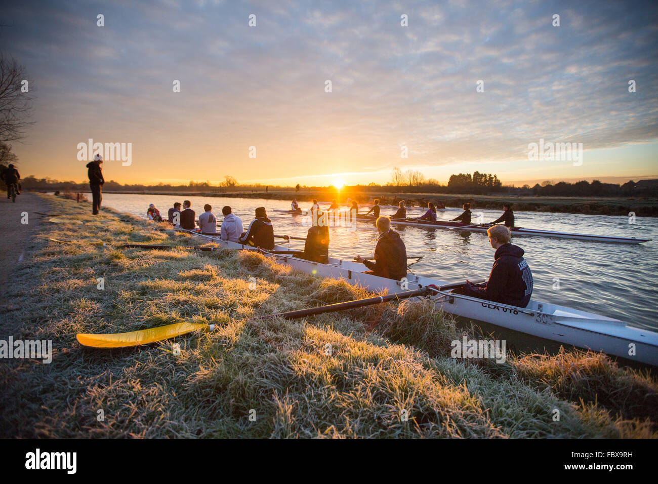 Cambridge University student rowers on the River Cam at sunrise Stock ...