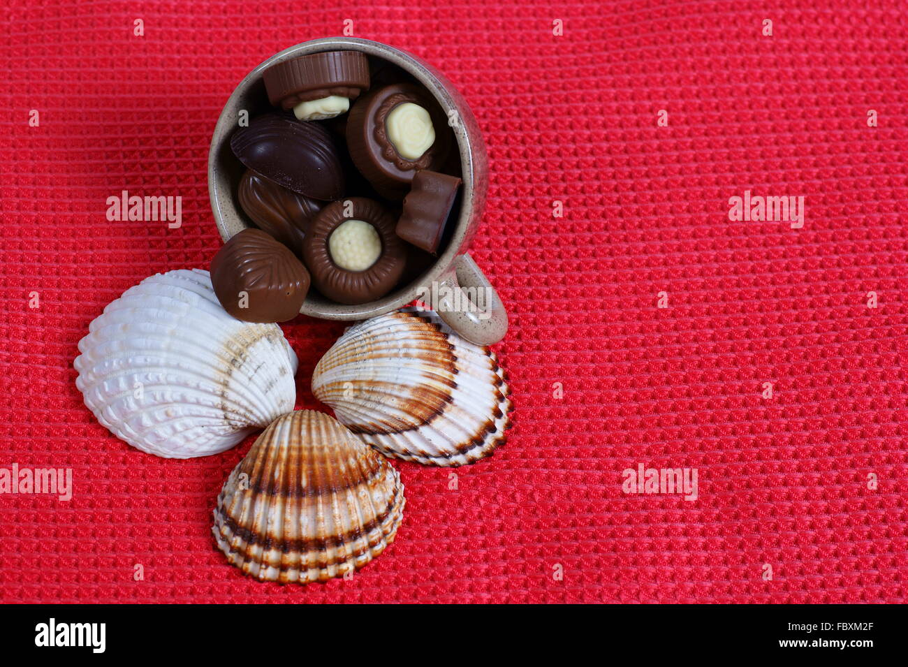 Milk chocolate shell hi-res stock photography and images - Alamy