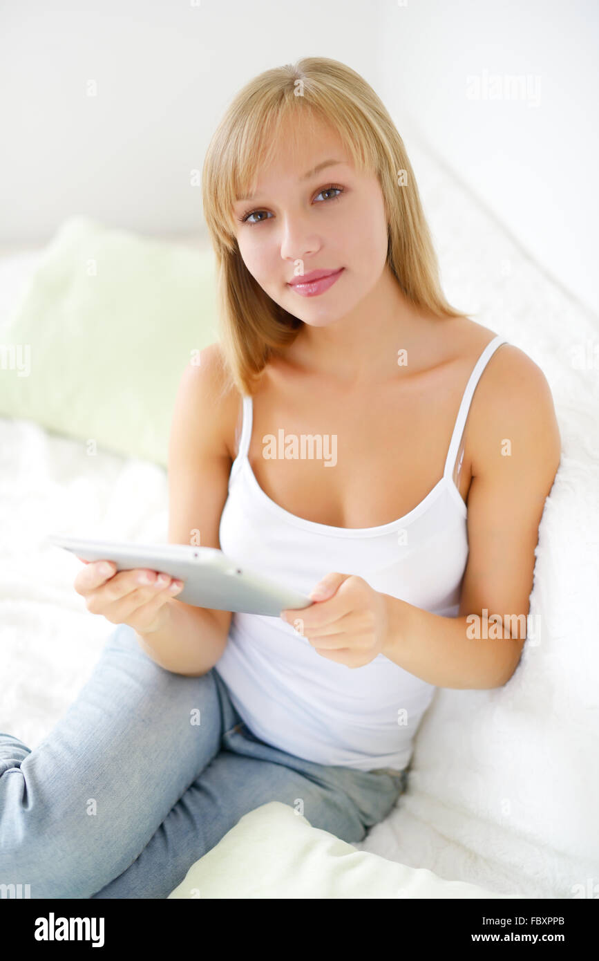 Teen girl reading tablet hi-res stock photography and images - Alamy