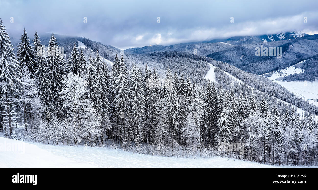 Slopes village snow winter sky hi-res stock photography and images - Alamy