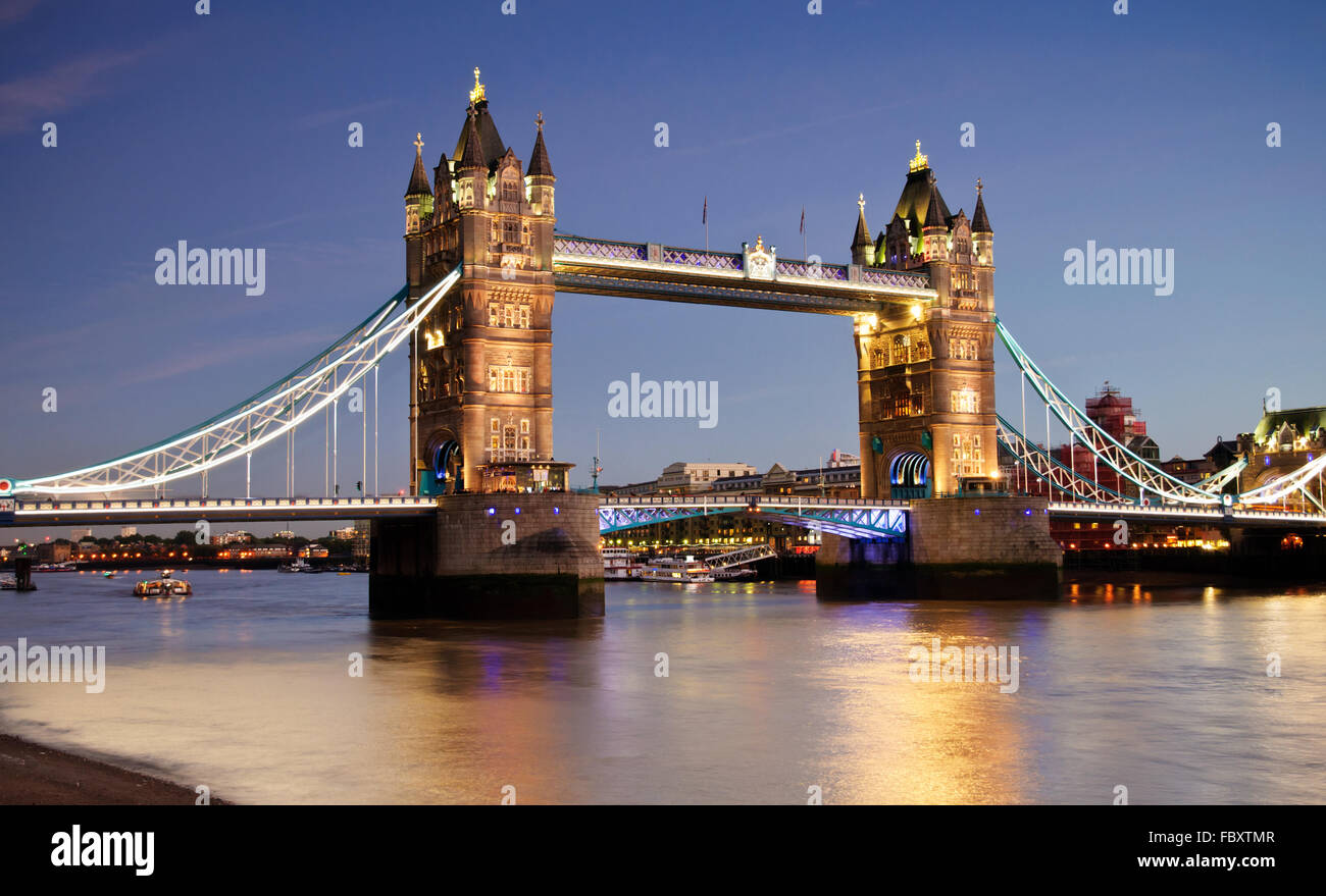 Tower bridge floodlit hi-res stock photography and images - Alamy