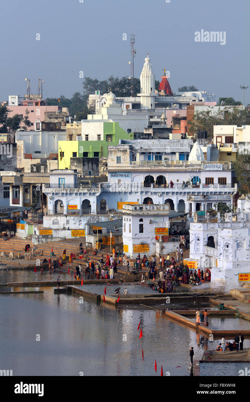 Ritual bathing in holy lake in Pushkar Stock Photo - Alamy