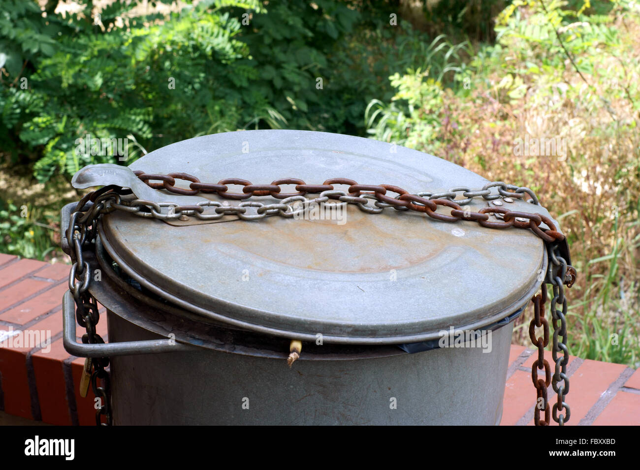 Curb litter hi-res stock photography and images - Alamy
