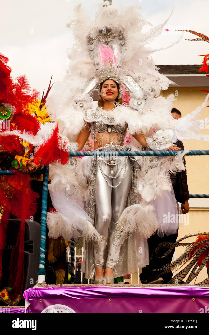 Parade float samba dancing hi-res stock photography and images - Alamy