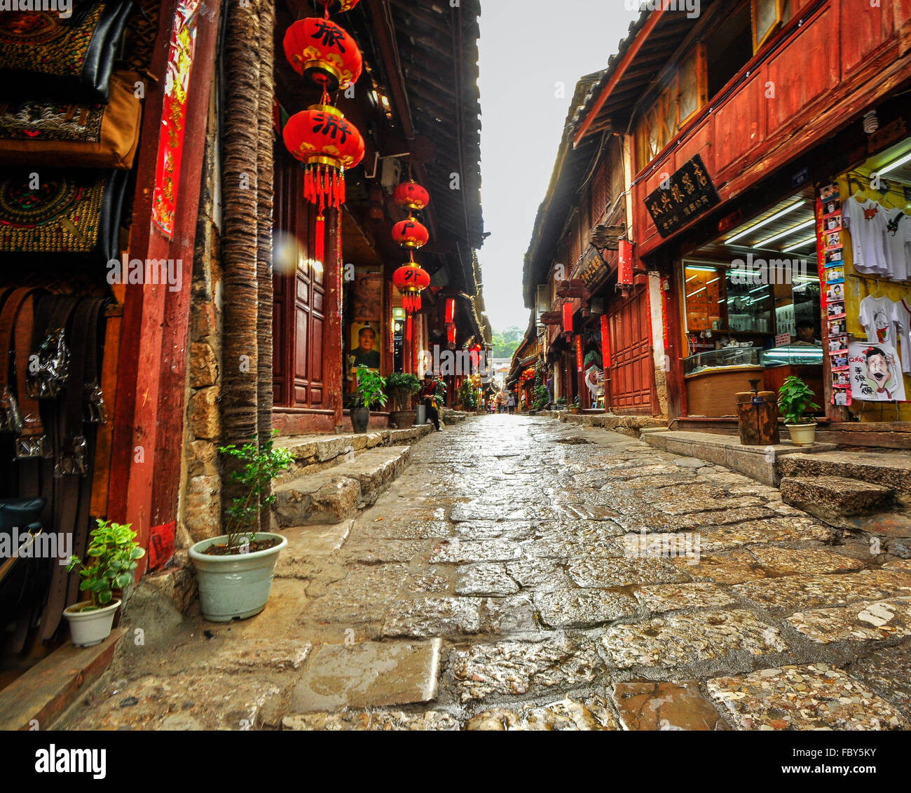 Lijiang China old town streets and buildings Stock Photo - Alamy