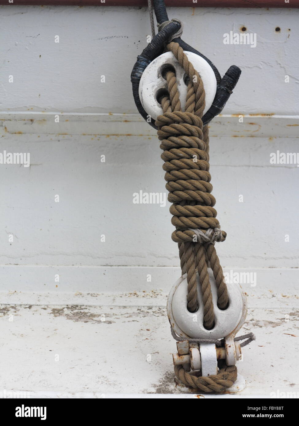 Yachting. Parts of yacht, block with rope Stock Photo - Alamy