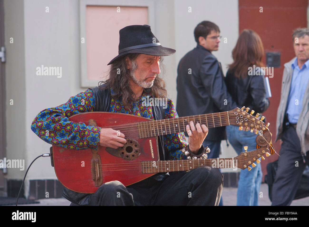 Busker on ulitsa Arbat, Moscow, Russia Stock Photo - Alamy