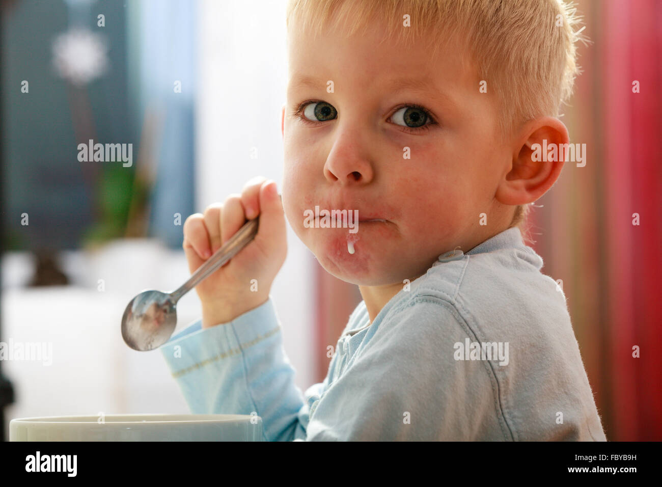 boy kid child eating corn flakes breakfast morning meal at home Stock ...