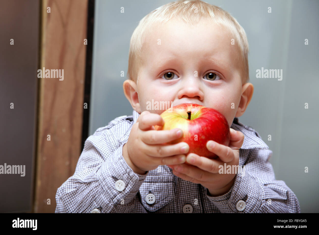 Little boy eating apple Stock Photo - Alamy