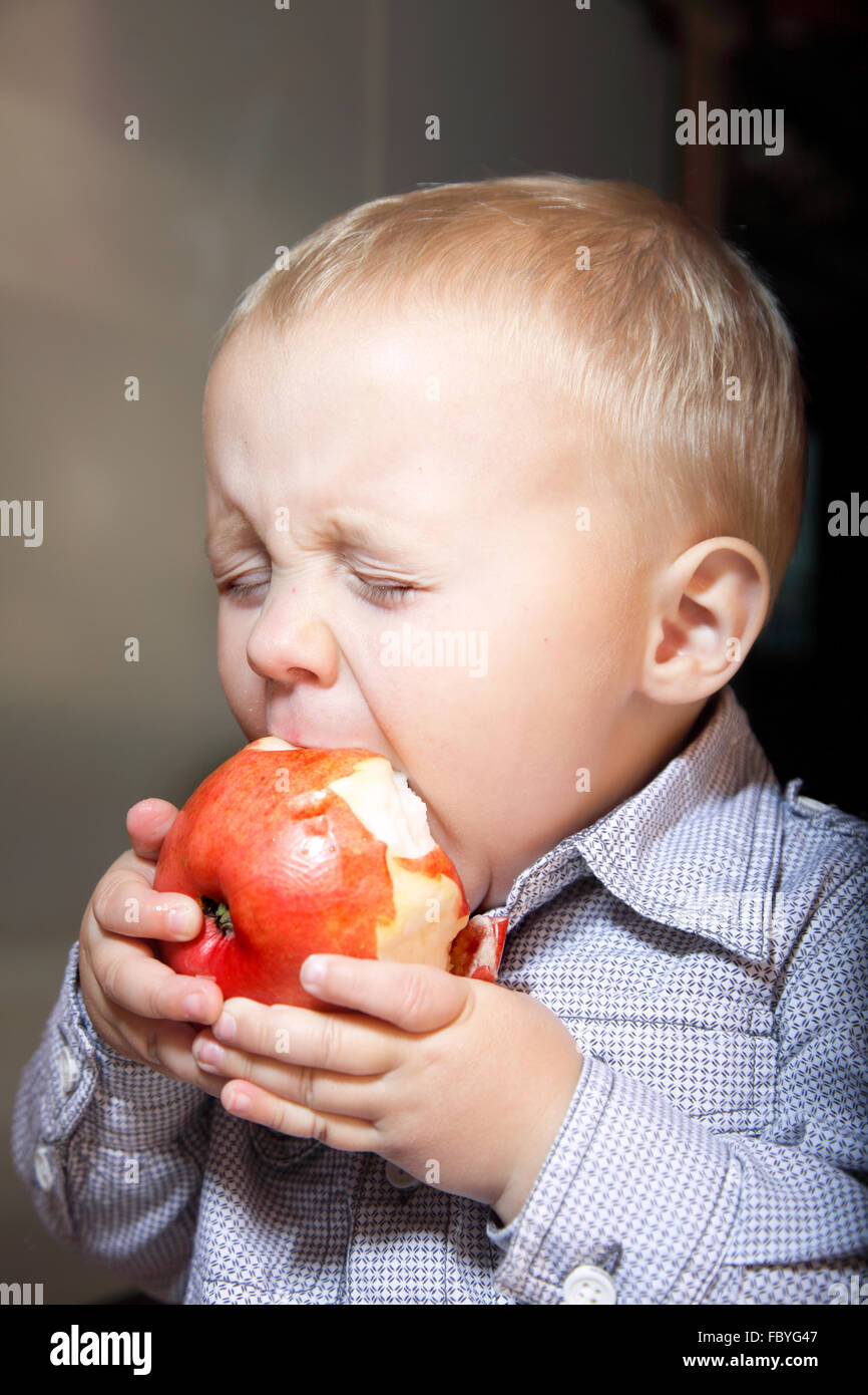 Apple kid hi-res stock photography and images - Alamy