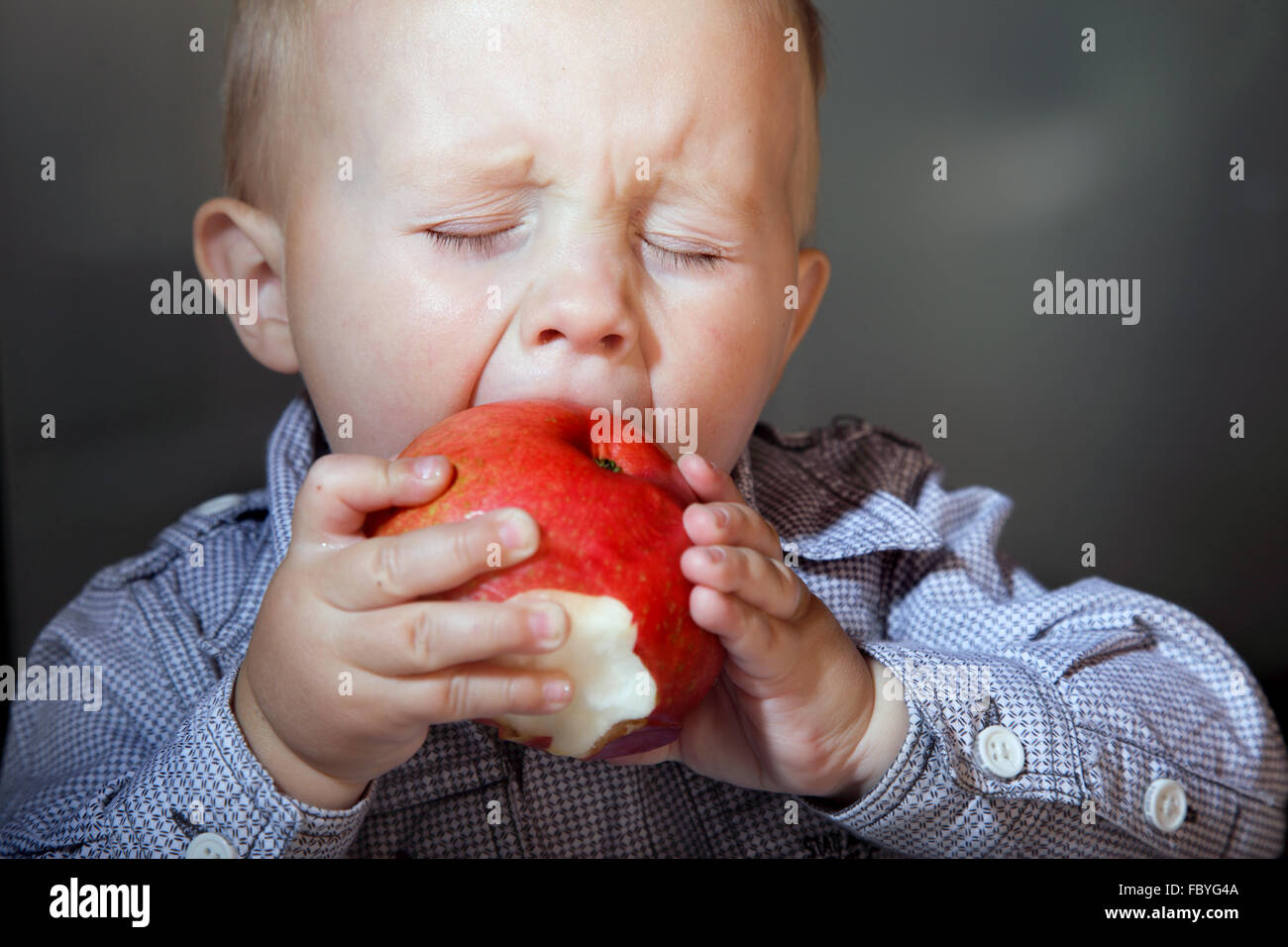 Boy eating apple hi-res stock photography and images - Alamy
