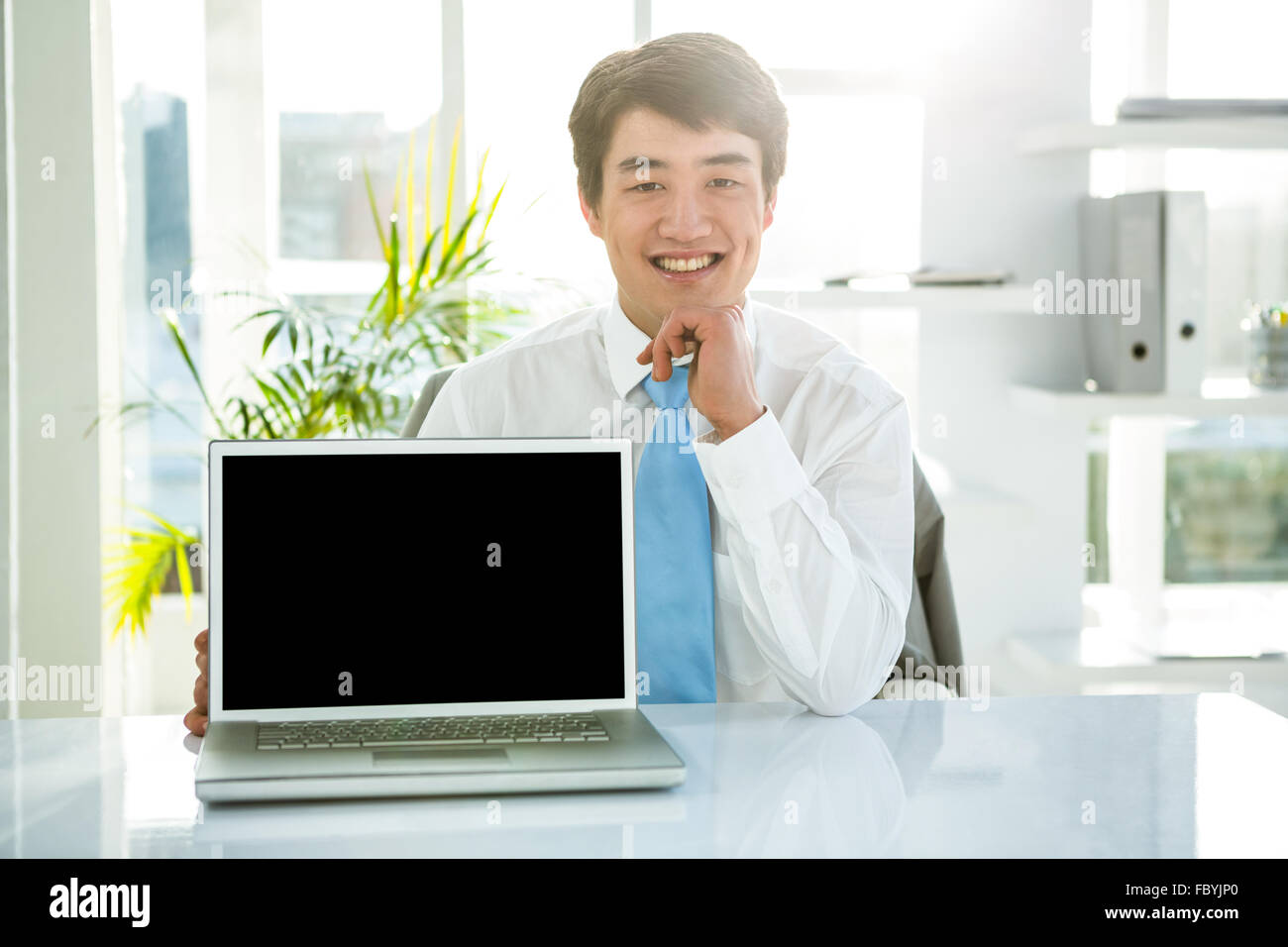 Showing computer hi-res stock photography and images - Alamy