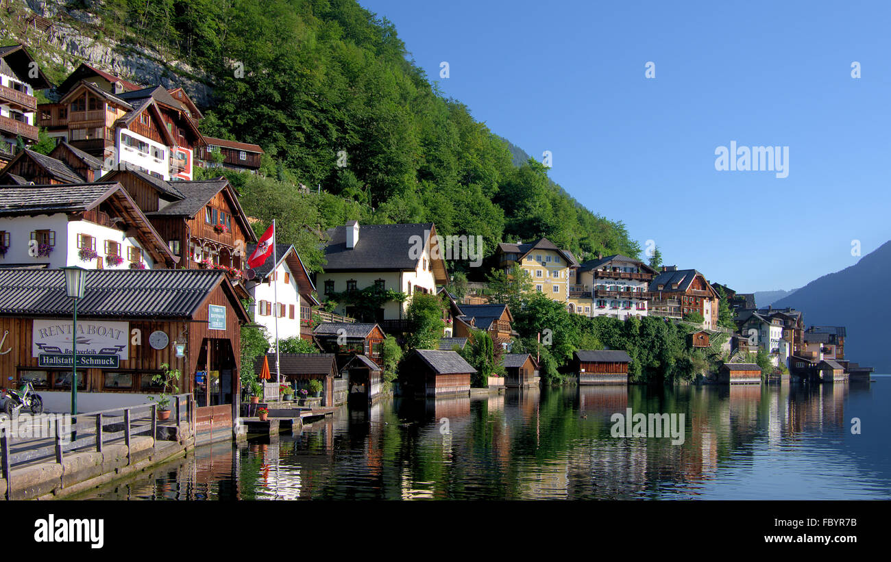 Hallstatt at lake hallstatt hallstaettersee hi-res stock photography ...