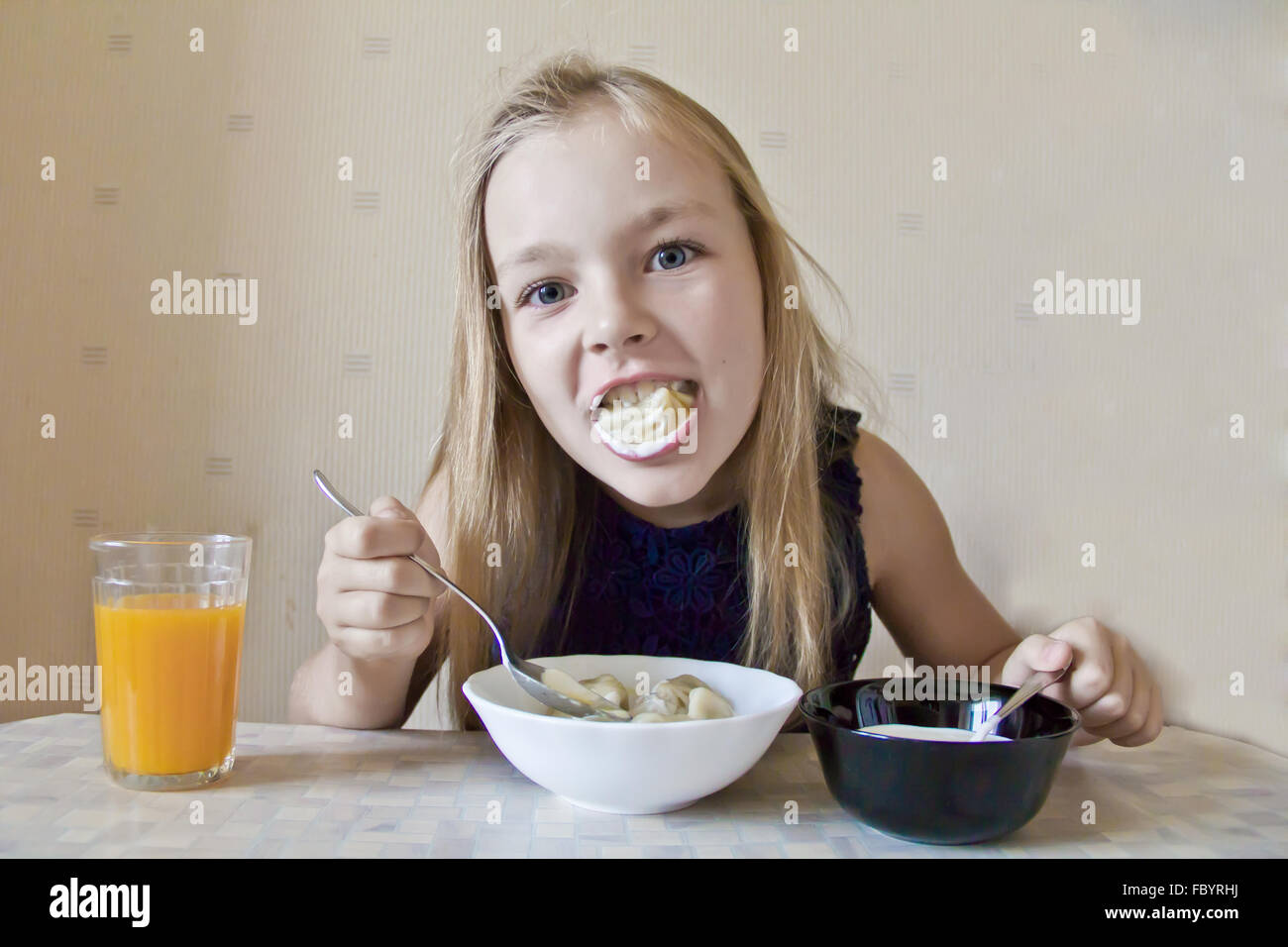 Cute kid girl hi-res stock photography and images - Alamy