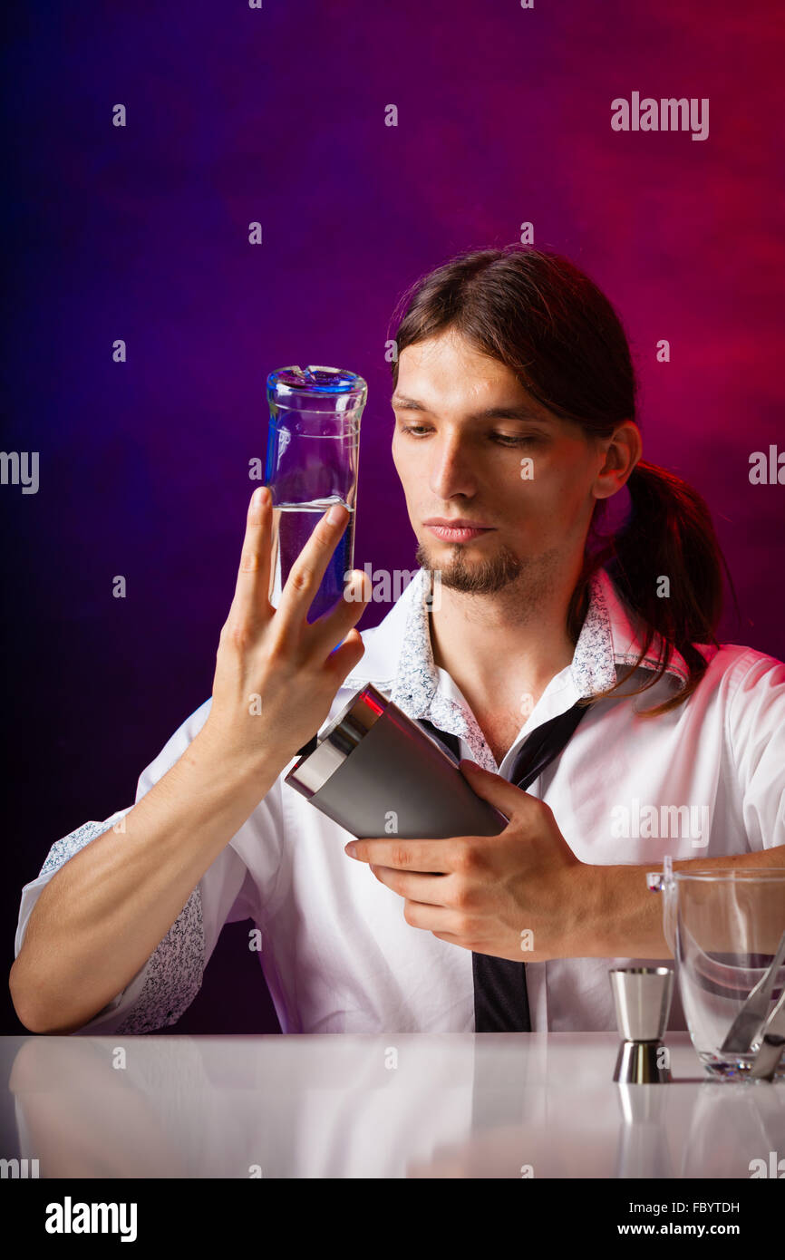 Young man bartender preparing alcohol cocktail drink Stock Photo - Alamy