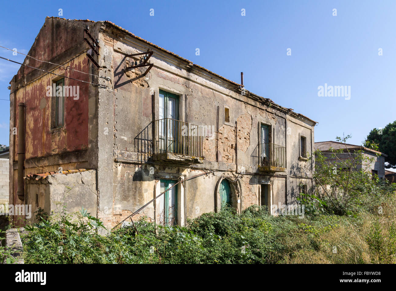 Ruined house italy hi-res stock photography and images - Alamy