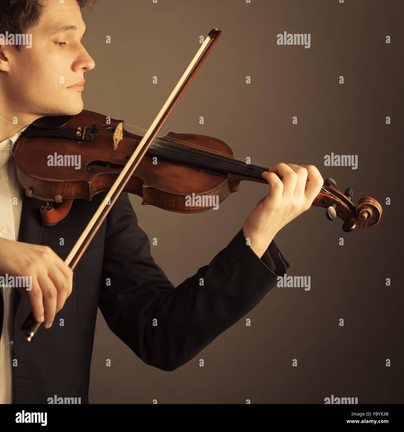 Man violinist playing violin. Classical music art Stock Photo - Alamy