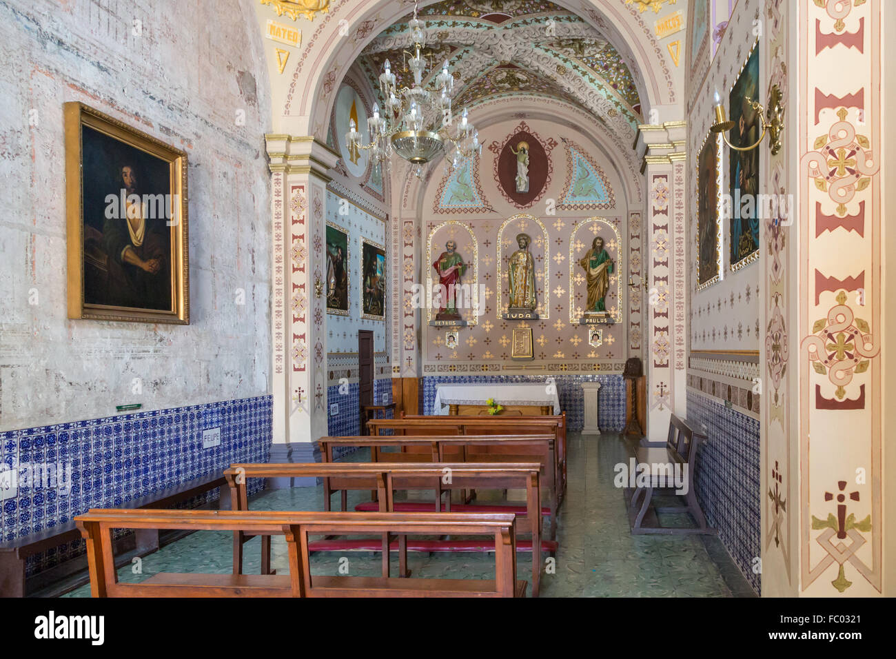 Small, modest chapel next to Templo del Ex-Hospital de San Juan de Dios ...