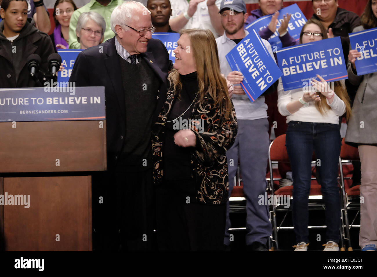 Sioux City, IOWA, USA. 19th Jan, 2016. JANE SANDERS, center right ...