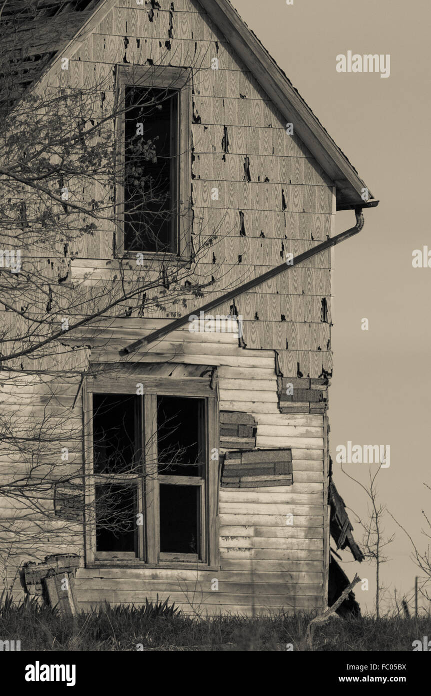 Old, abandoned and dilapidated farm house in rural Missouri Stock Photo ...