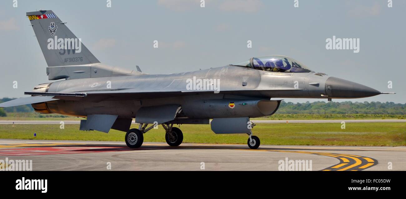 F 16 viper hi-res stock photography and images - Alamy