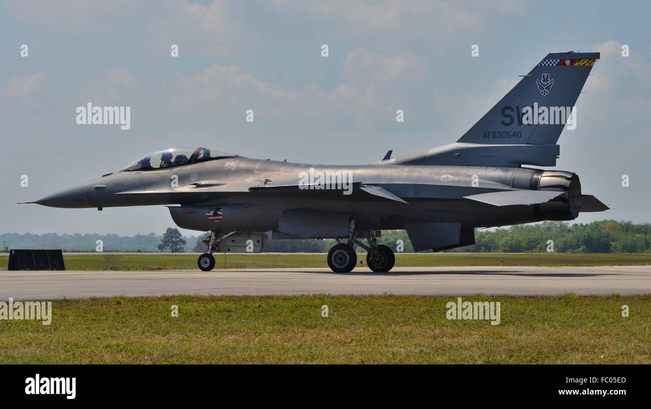 F 16 viper hi-res stock photography and images - Alamy