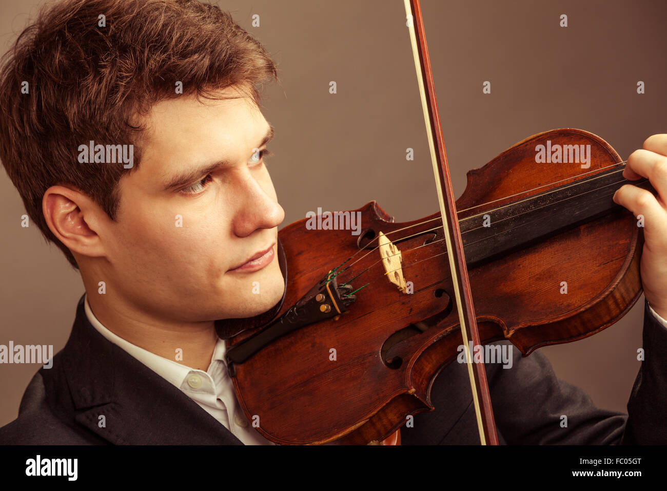 Male violin player hi-res stock photography and images - Alamy