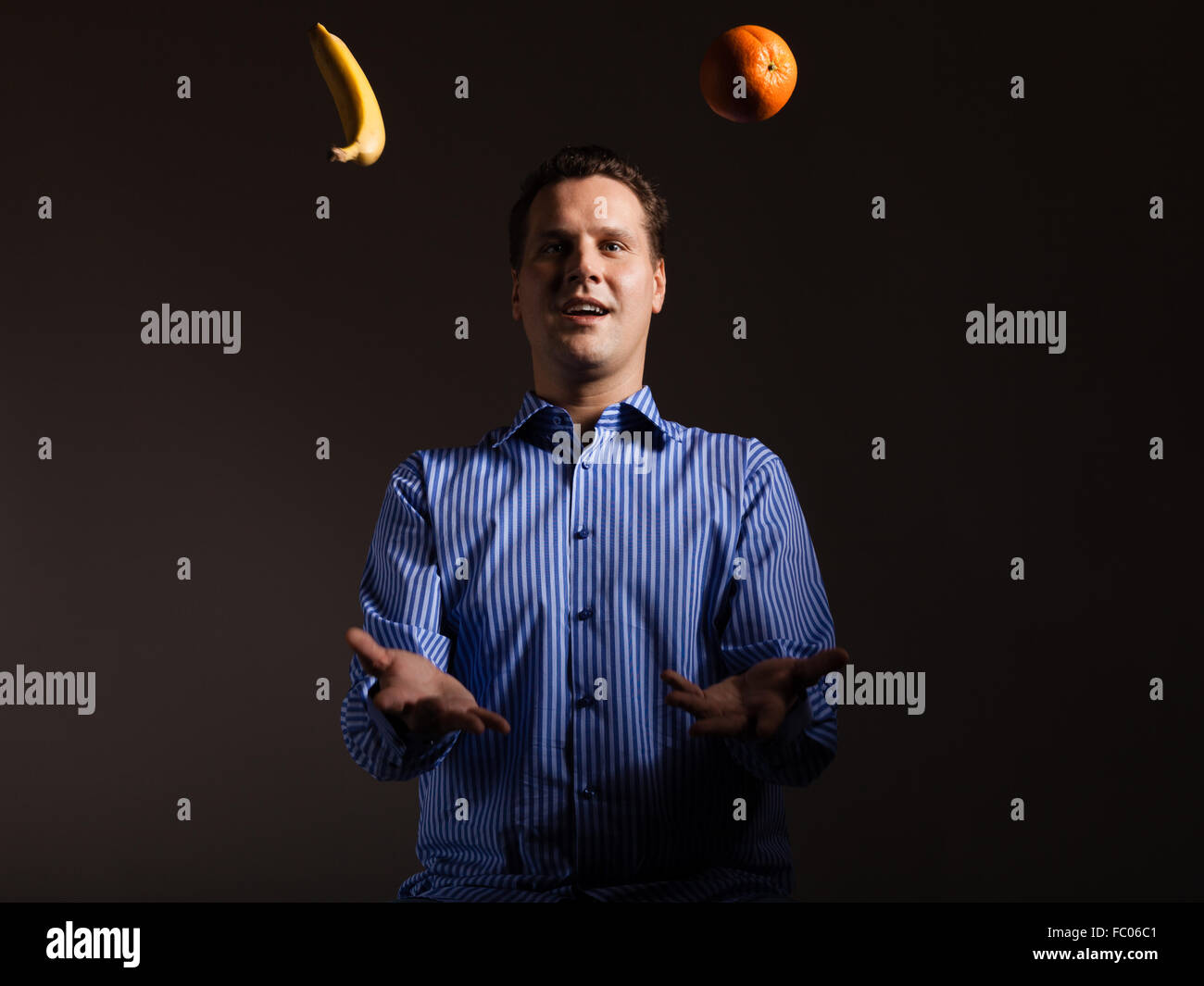 Juggle fruit hi-res stock photography and images - Alamy