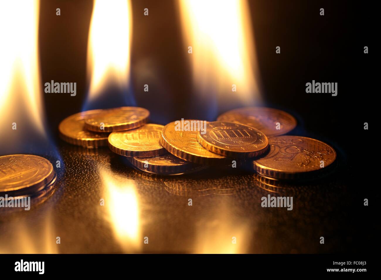 Burning money hi-res stock photography and images - Alamy
