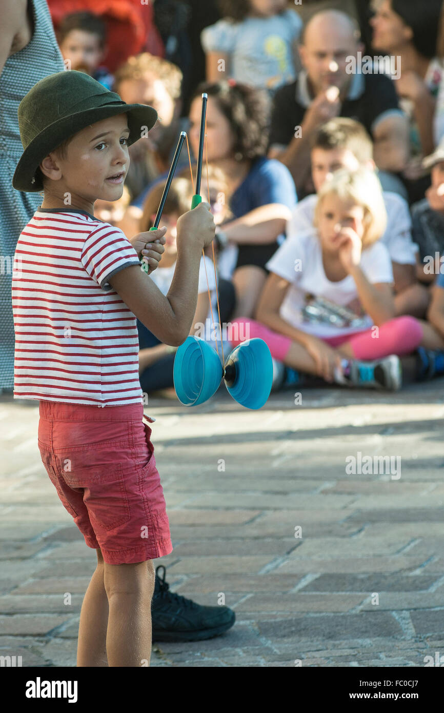 Juggler circus hi-res stock photography and images - Alamy