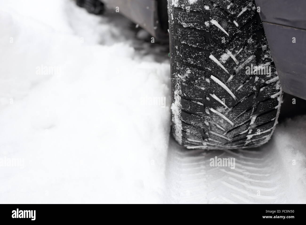 car tire in snow Stock Photo - Alamy