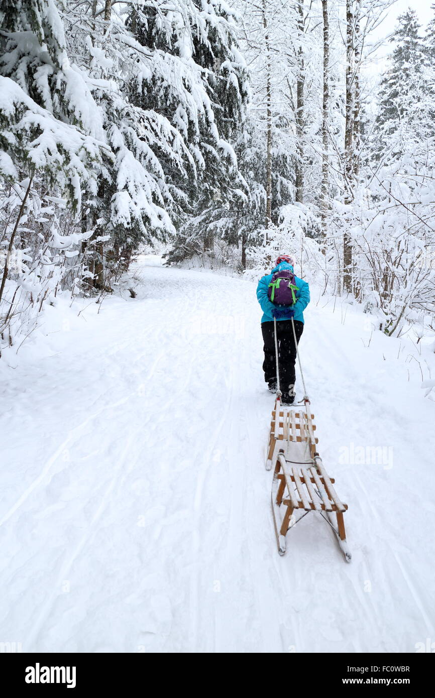 Winter schnee schlitten spaß frau hi-res stock photography and images ...