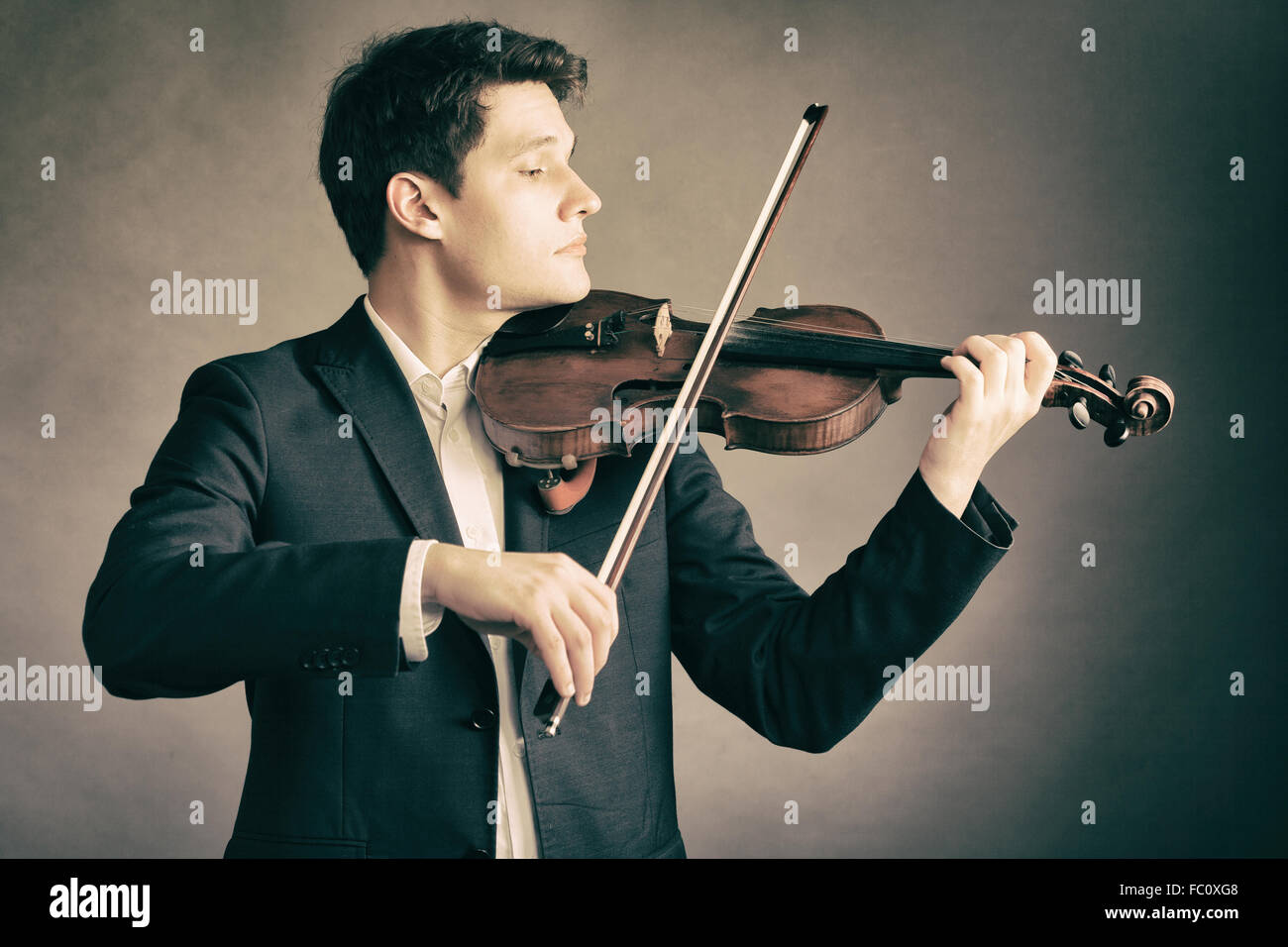Musician with violin art hi-res stock photography and images - Alamy
