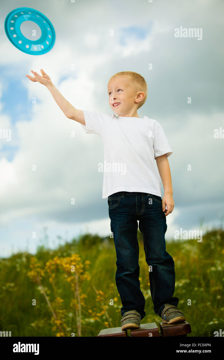 Children throwing frisbee hi-res stock photography and images - Alamy