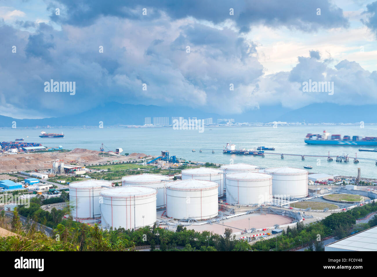 Oilfield tank hi-res stock photography and images - Alamy