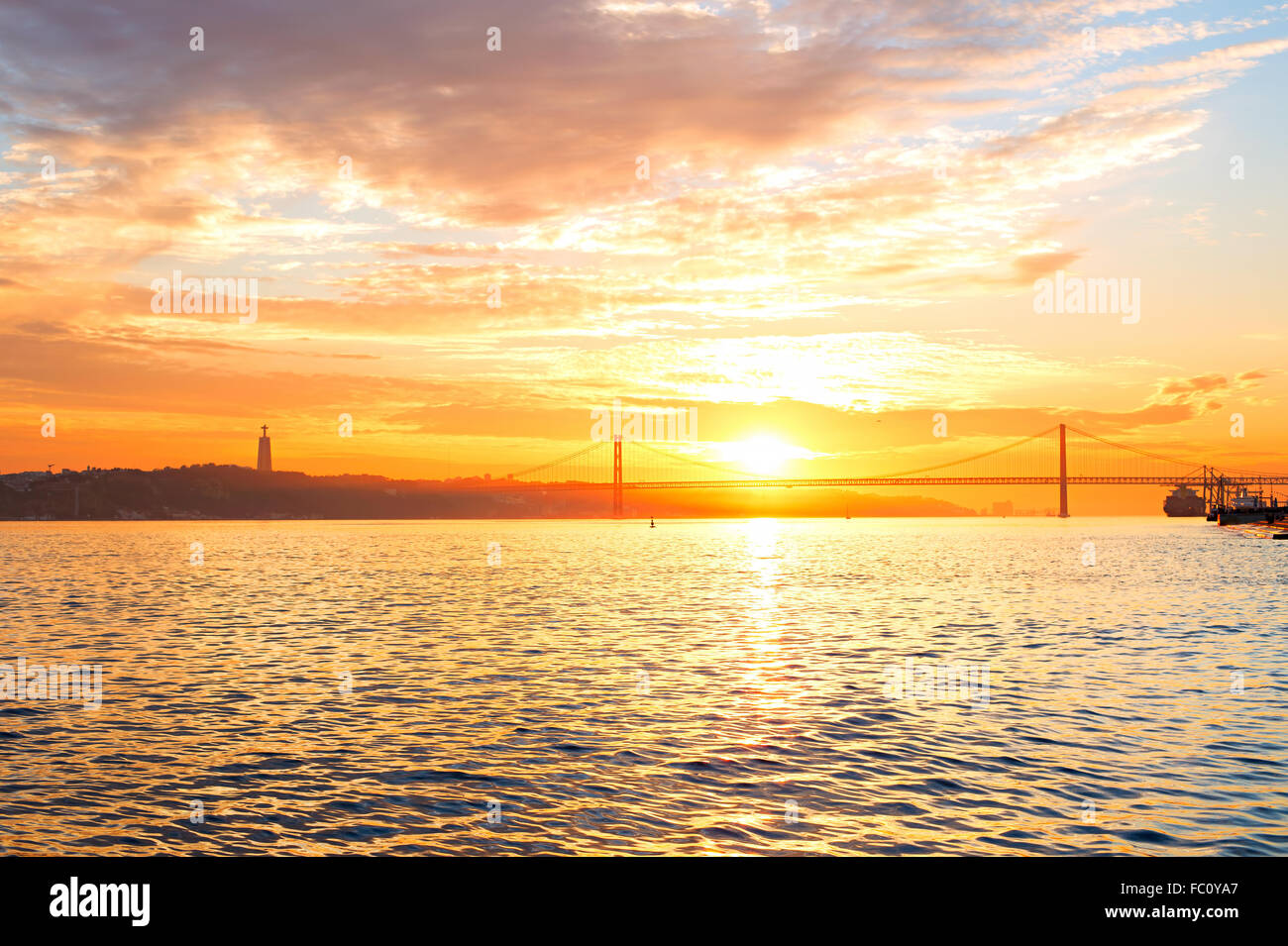 Harbor lisboa hi-res stock photography and images - Alamy