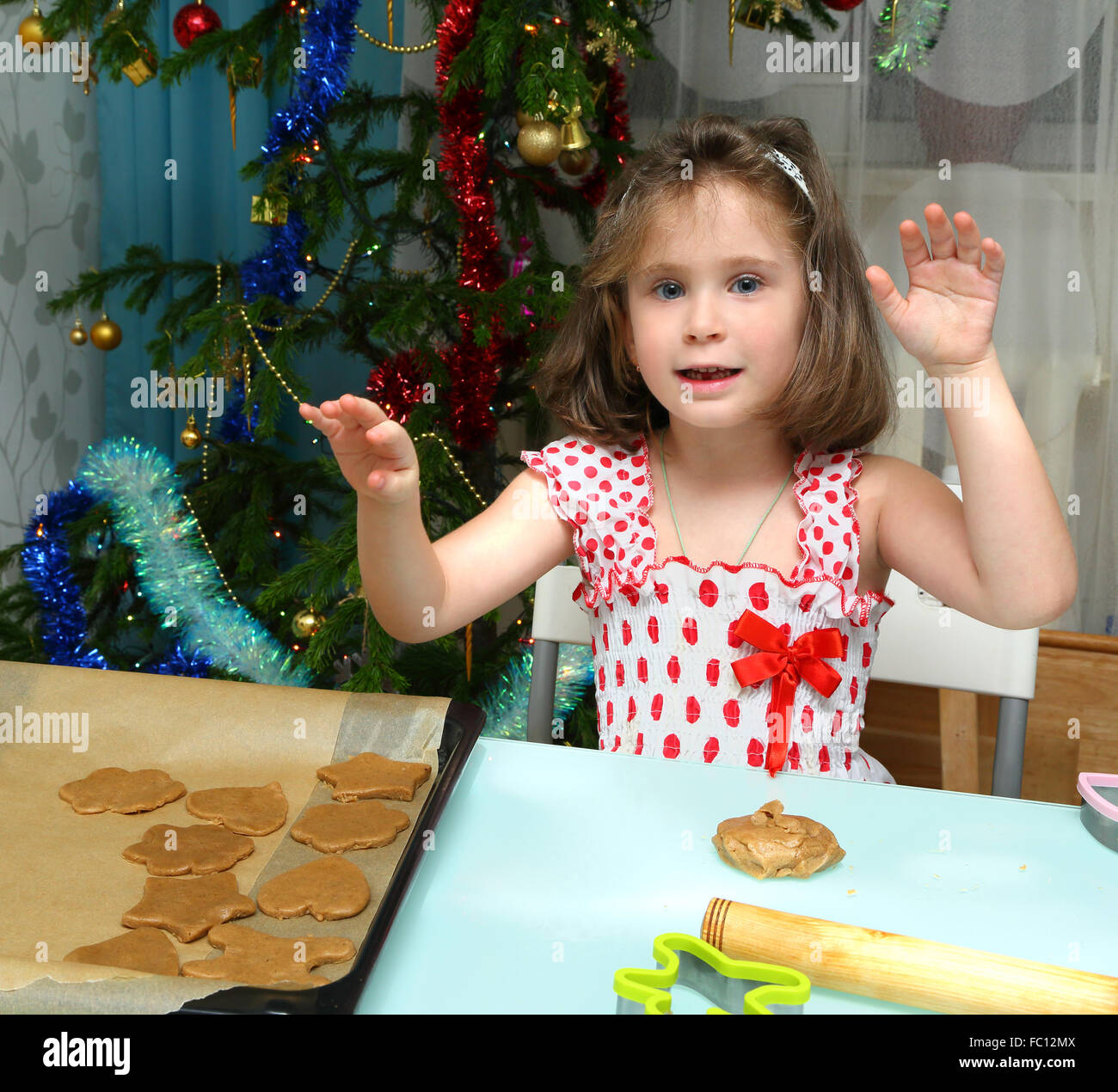 Little girl baking Christmas cookies Stock Photo - Alamy